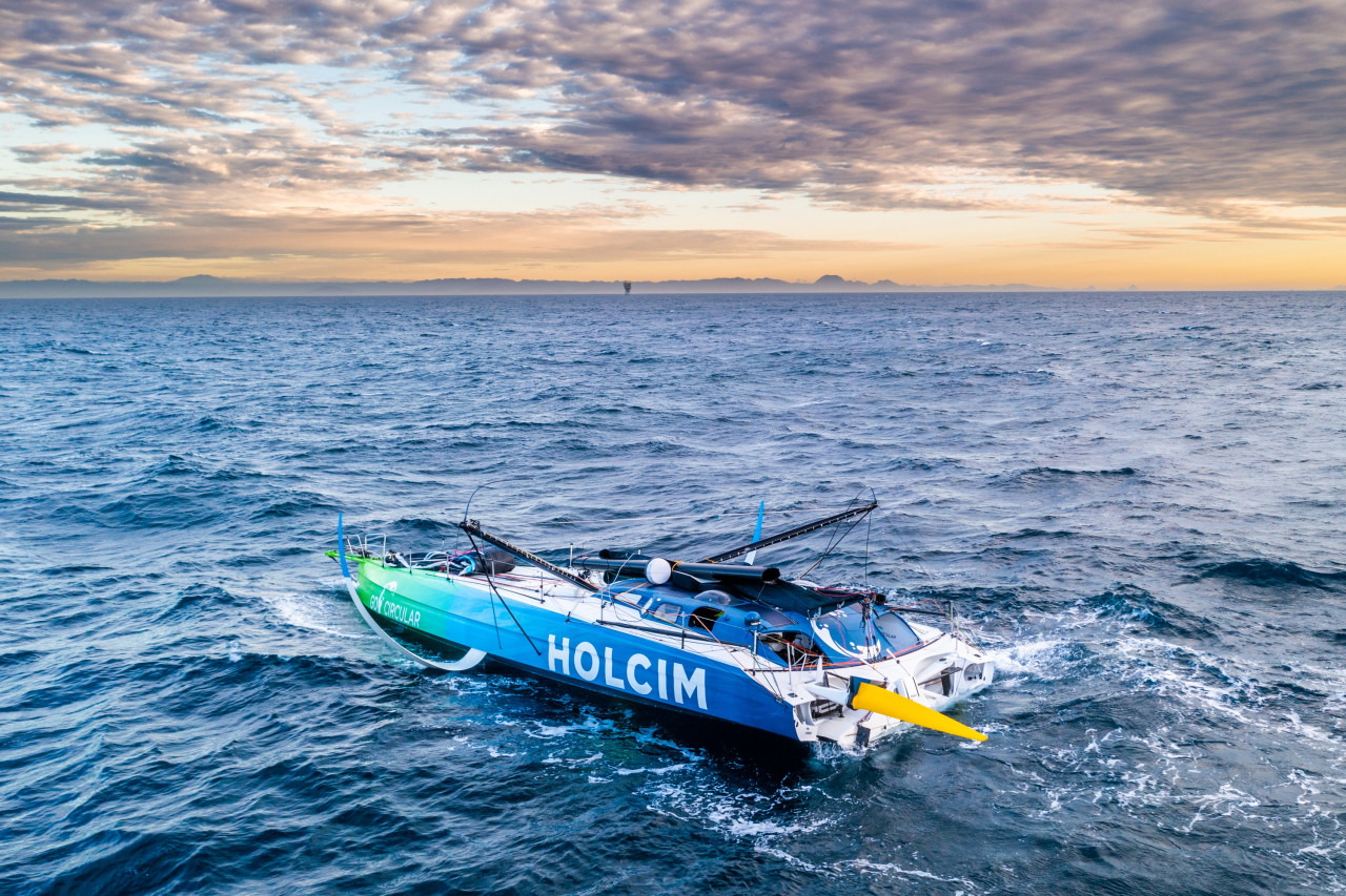 Team Holcim-PRB has dismasted - all crew safe