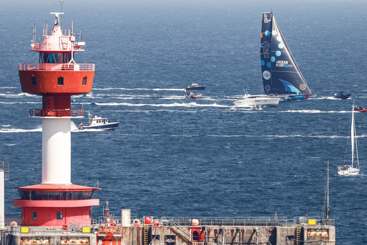 Friday Fly By in Kiel attracts enormous crowd to cheer on IMOCA fleet