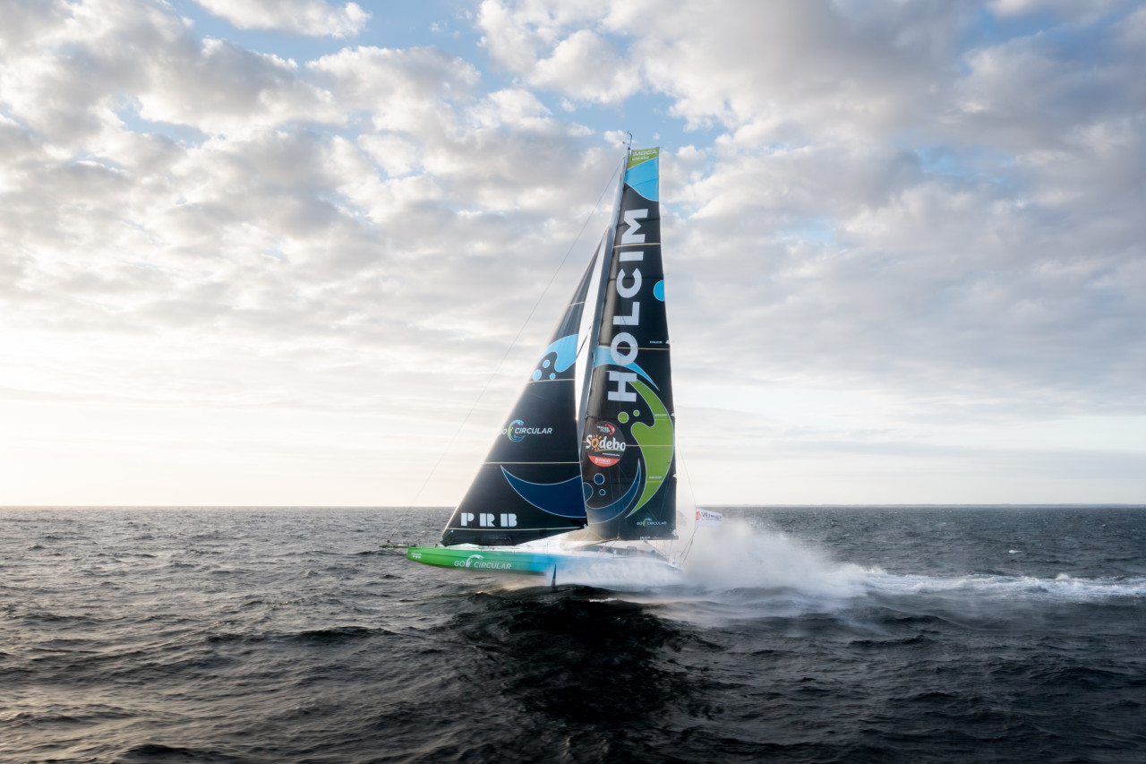 Lunven sets a new 24-hour distance record in the IMOCA Class as he storms back into contention